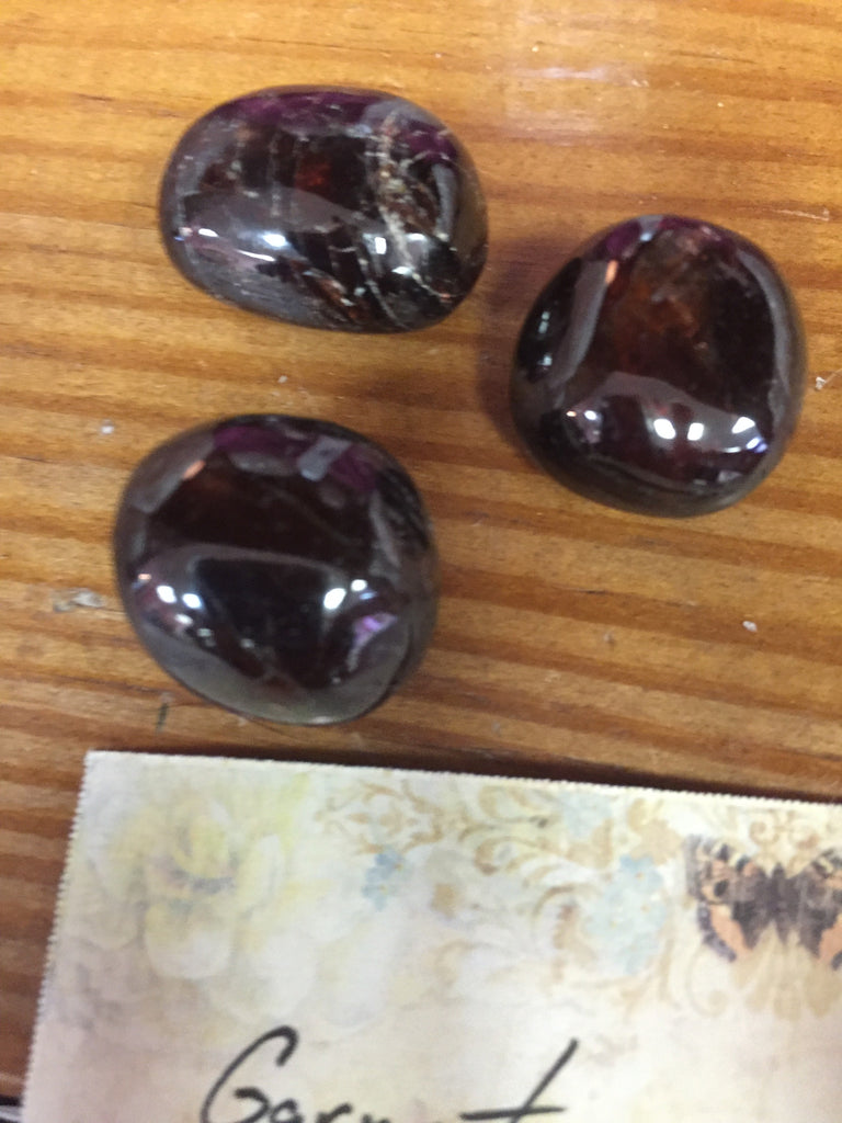 Garnet Tumbled Stone – The Rose Quartz Stand