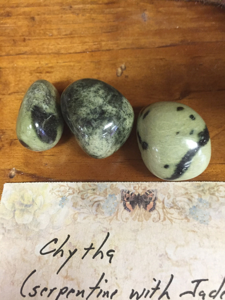 Chytha Tumbled Stone – The Rose Quartz Stand