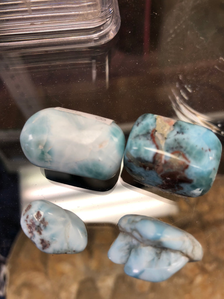Larimar Tumbled Stones – The Rose Quartz Stand